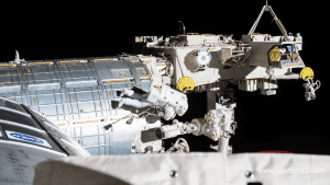 "ISS Size Revealed: A Giant in Space!" - Spacem12